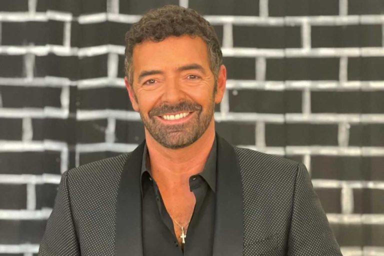 Alberto Matano, la foto con il nuovo arrivato: "Il regalo più bello sei ...