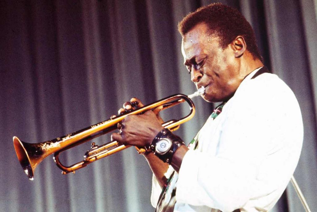 La storia di Miles Davis, uno dei più grandi musicisti jazz di tutti i ...