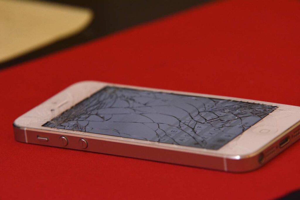 Schermo del telefono rotto? Così lo ripari in casa e senza spendere 1 ...